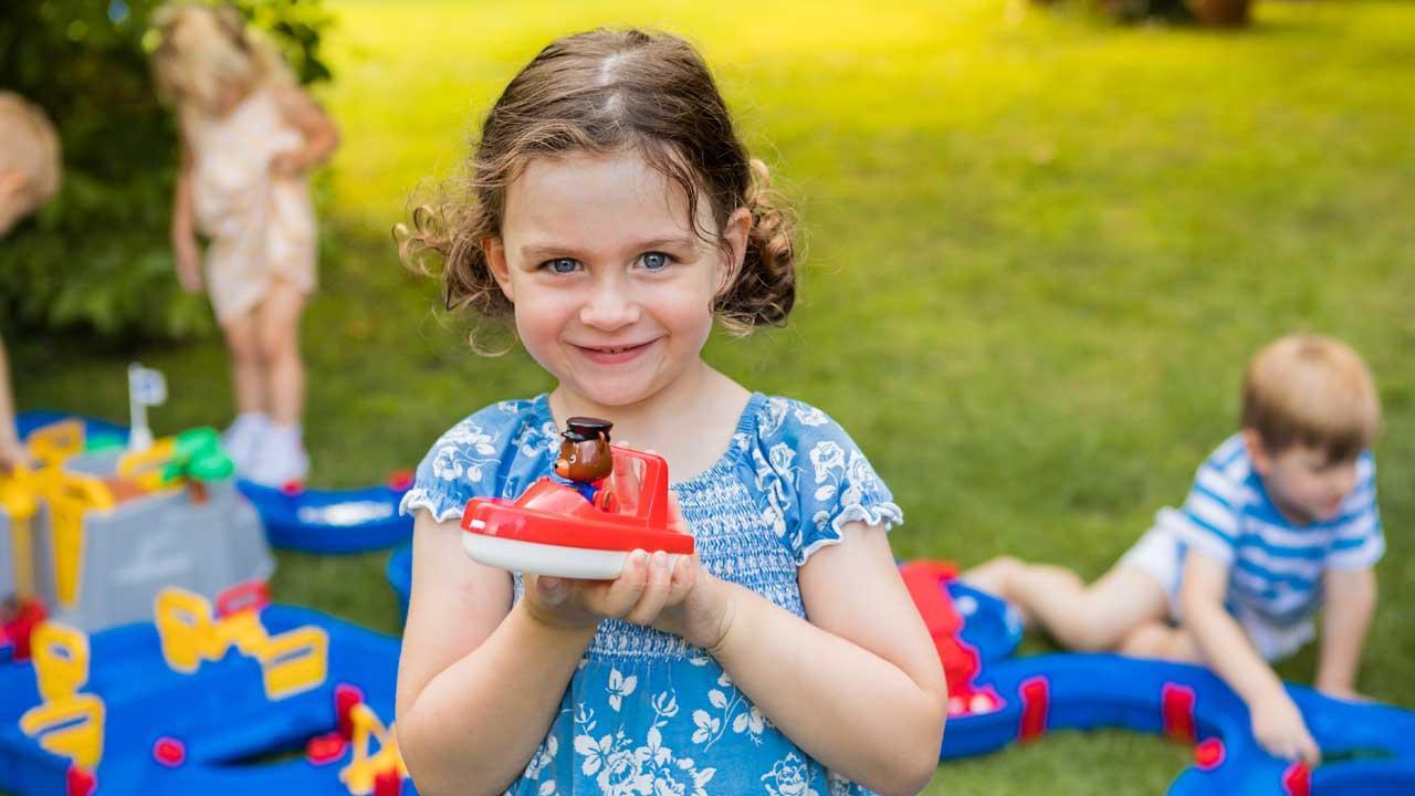DIY boat building with children. AquaPlay shows you how it's done!